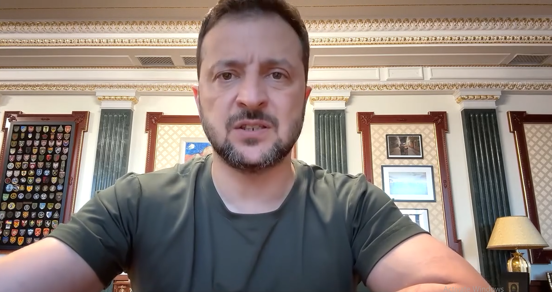 Зеленски подписа закон който разрешава на чужденци да са негови