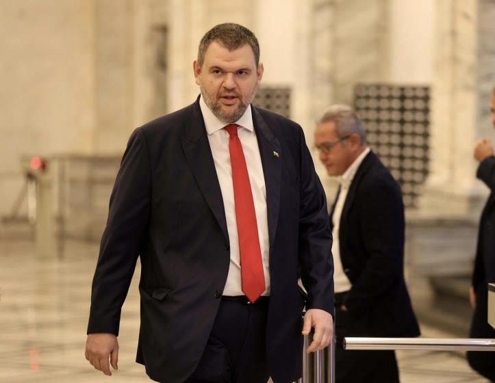 ГОРЕЩО В ПИК Делян Пеевски обеща от Якоруда Дерибеите ще страдат ВИДЕО Информационна