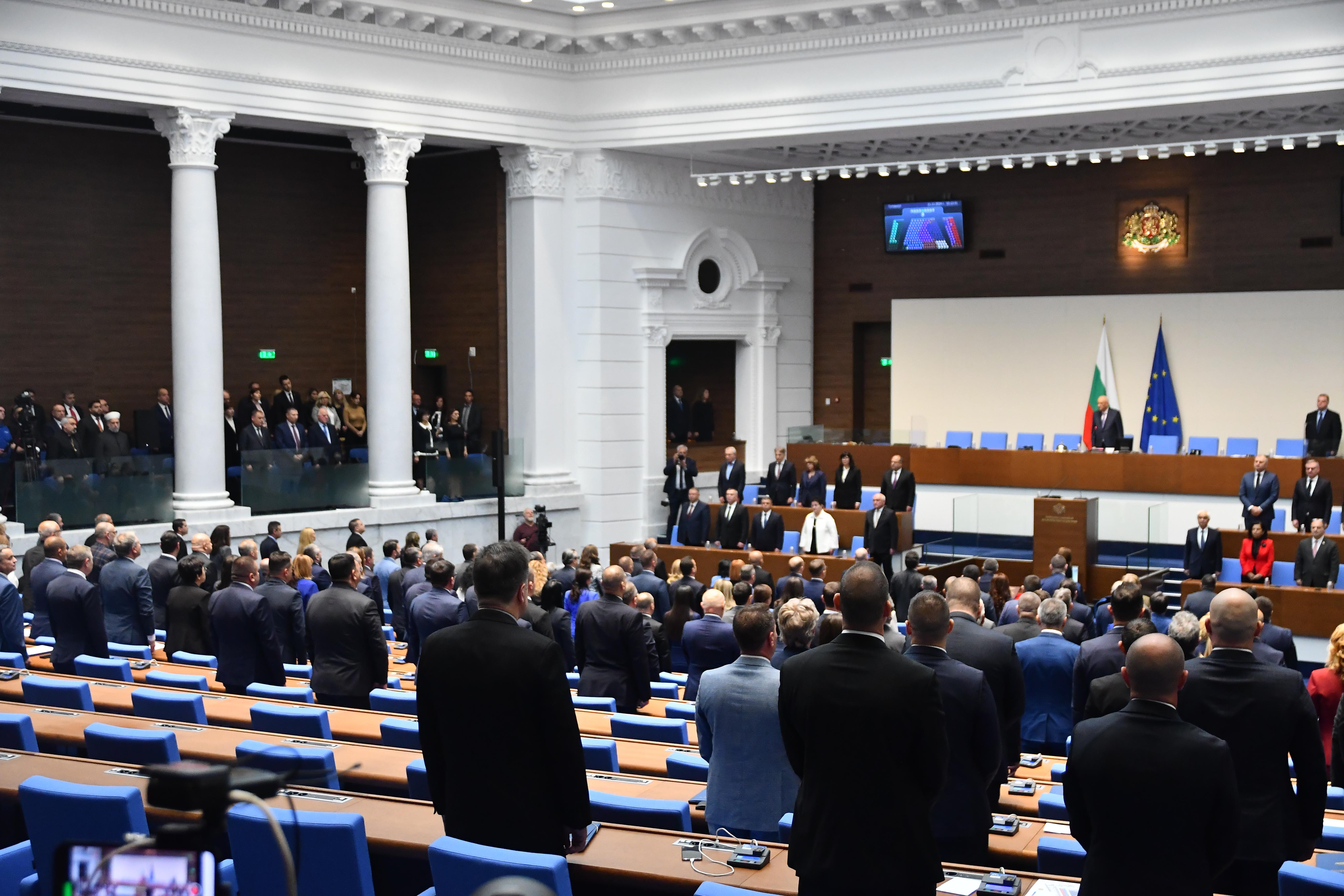НАПРЕГНАТ ДЕН Депутатите с нов опит да си изберат председател