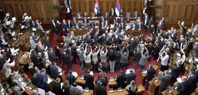 Управляващи и опозиция се сбиха в сръбския парламент Информационна