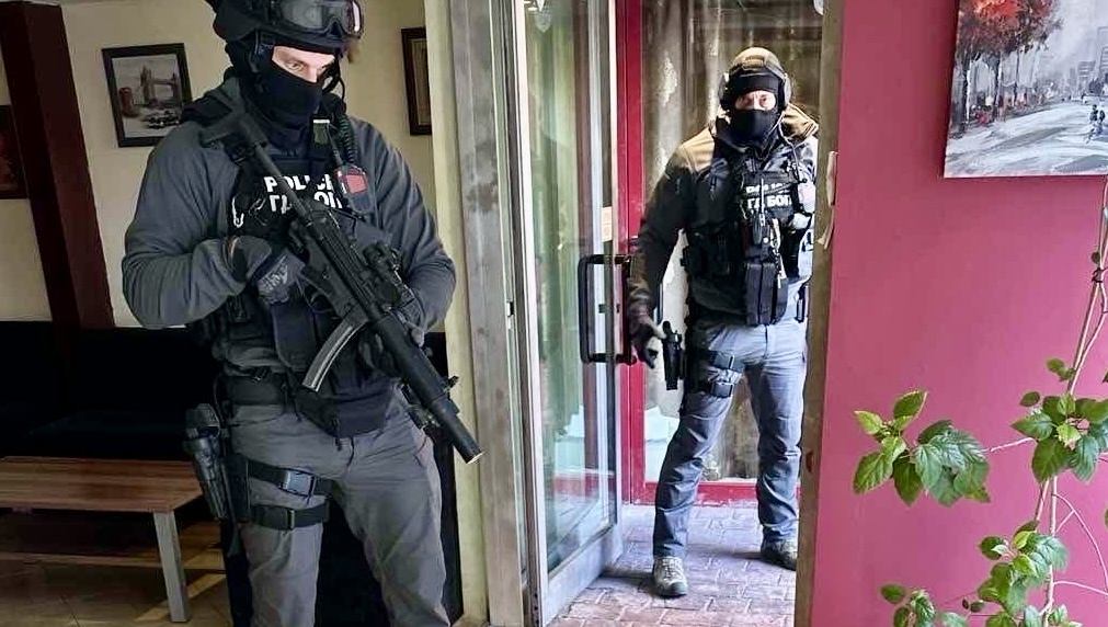 ГДБОП разби престъпна група за изнудвания заплахи и насилие СНИМКИ Информационна агенция ПИК