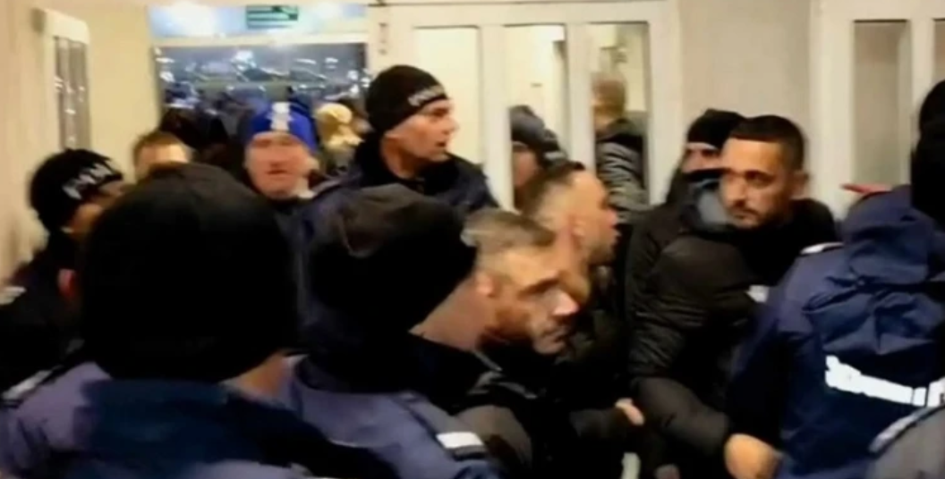 ИЗВЪНРЕДНО Във Враца се сбиха след мача на Ботев с Черно море кметът Каменов участва в мелето