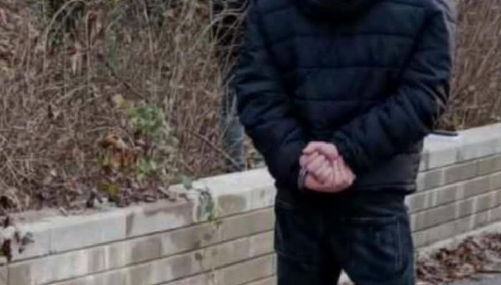 СПЕЦАКЦИЯ В ПЕРНИШКО Хванаха трима души за наркотици СНИМКИ Информационна агенция ПИК