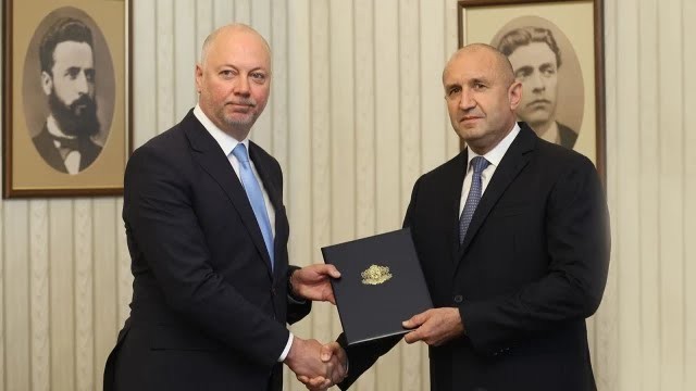 ПЪРВО В ПИК Tv Радев връчи мандат на Росен Желязков той го върна моментално изпълнен ето кои