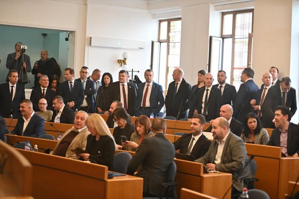 ИЗВЪНРЕДНО В ПИК Депутати от Възраждане нахлуха в Столичния общински съвет СНИМКИ