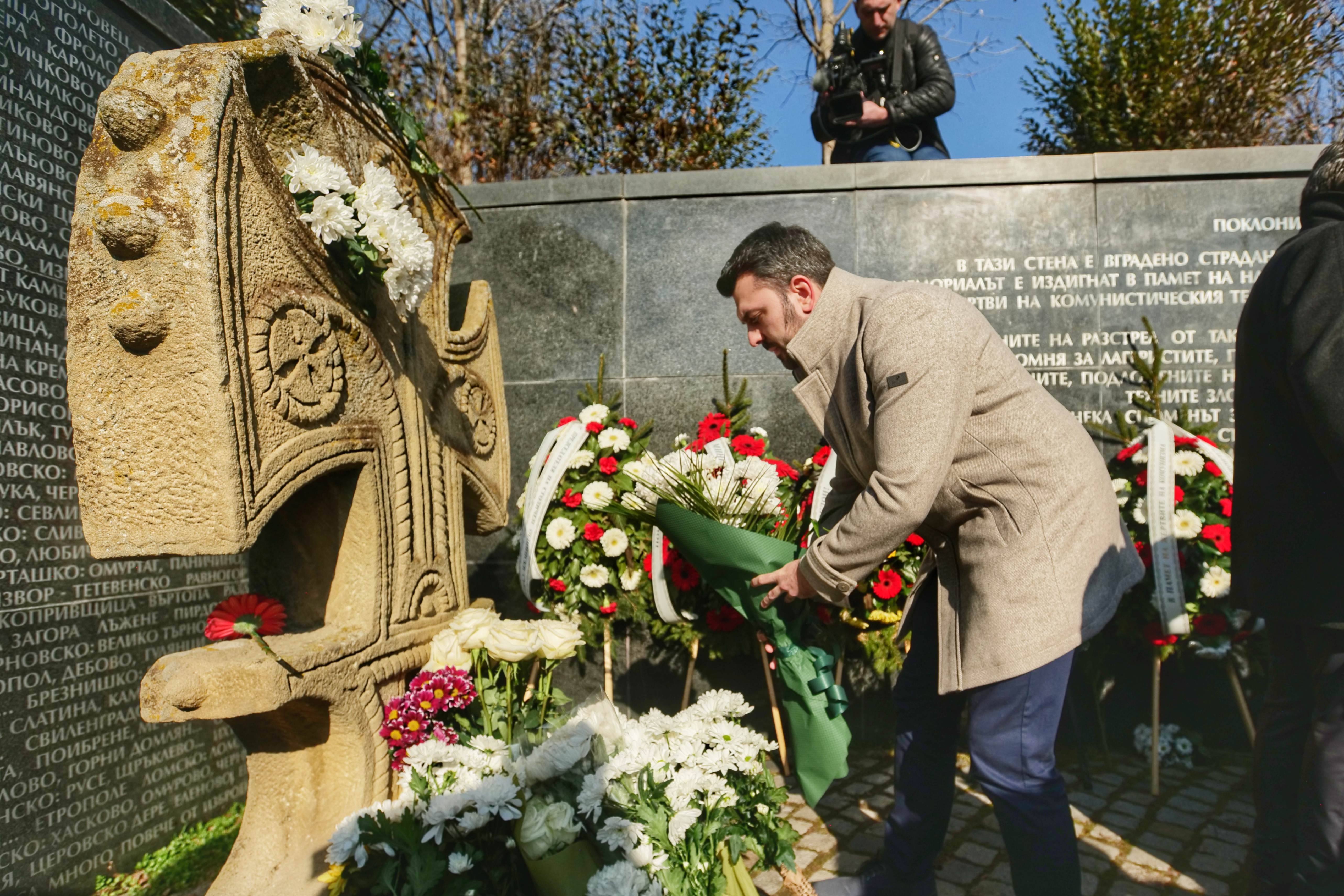 Министър Георг Георгиев се поклони пред Мемориала на жертвите на