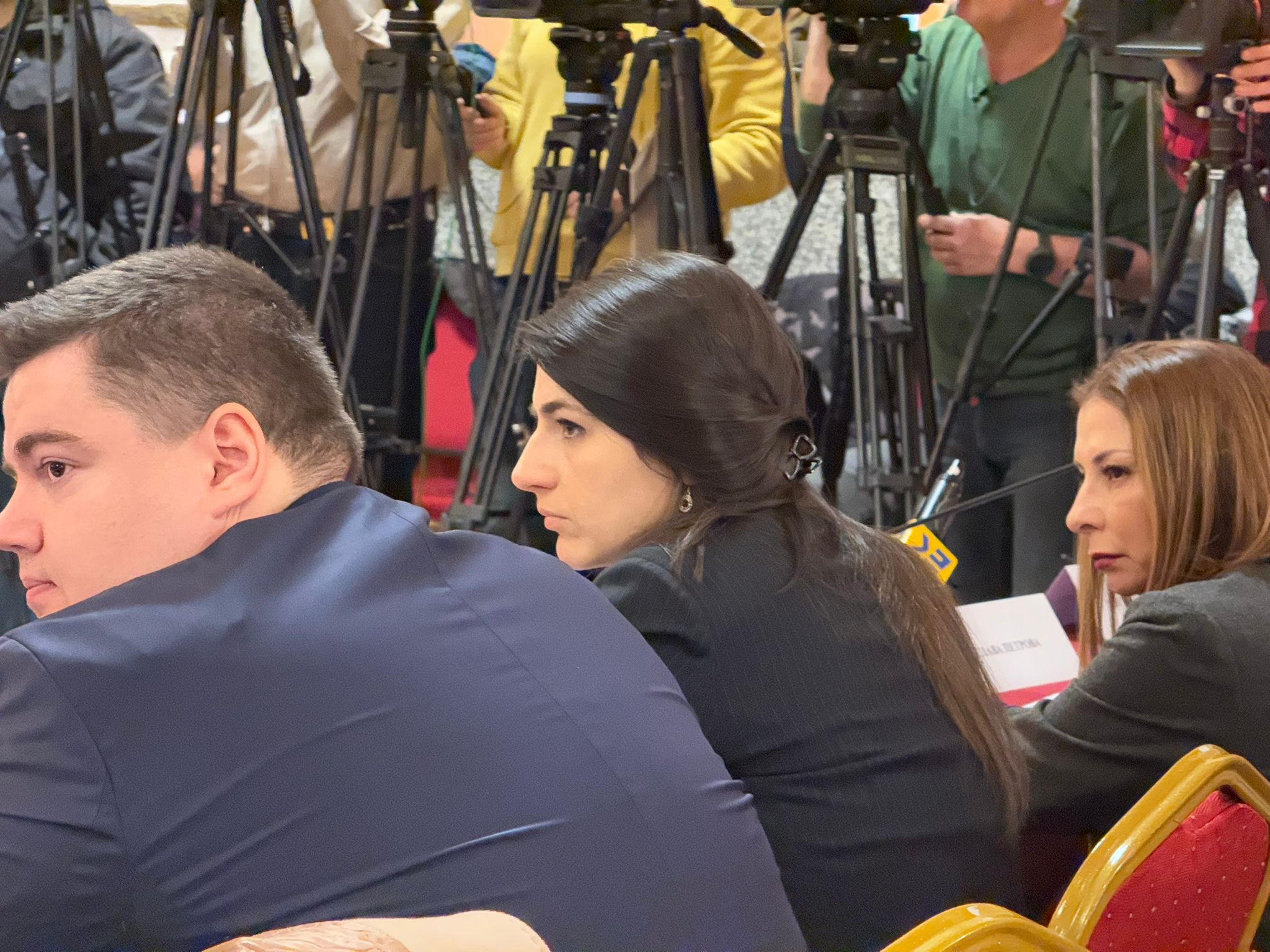 ГОРЕЩО В ПИК Лена слуша в захлас Радев вместо да си получи обвинението Може да я заведат