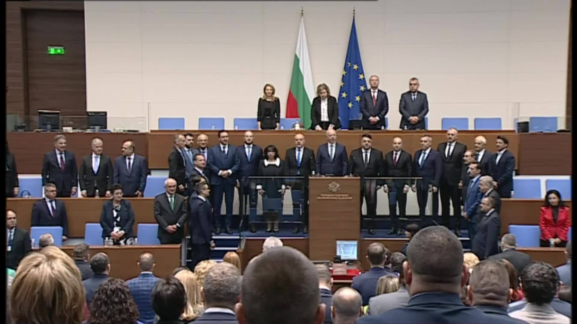 8 депутати от управляващото мнозинство излитат от парламента Величие влиза Какво се случва с