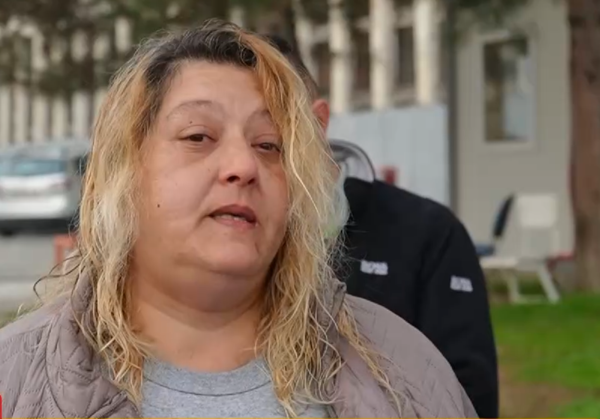 БРУТАЛНО Момичета пребиха съученичка накараха я да падне на колене бутаха я скубаха и