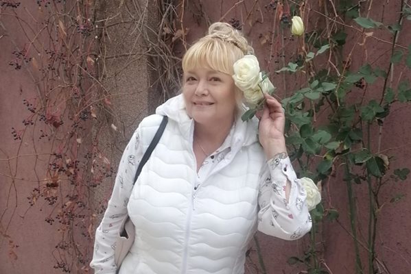 ПОЧЕРНИХА Й ПРАЗНИКА Наша певица потъна в скръб СНИМКА Информационна агенция ПИК