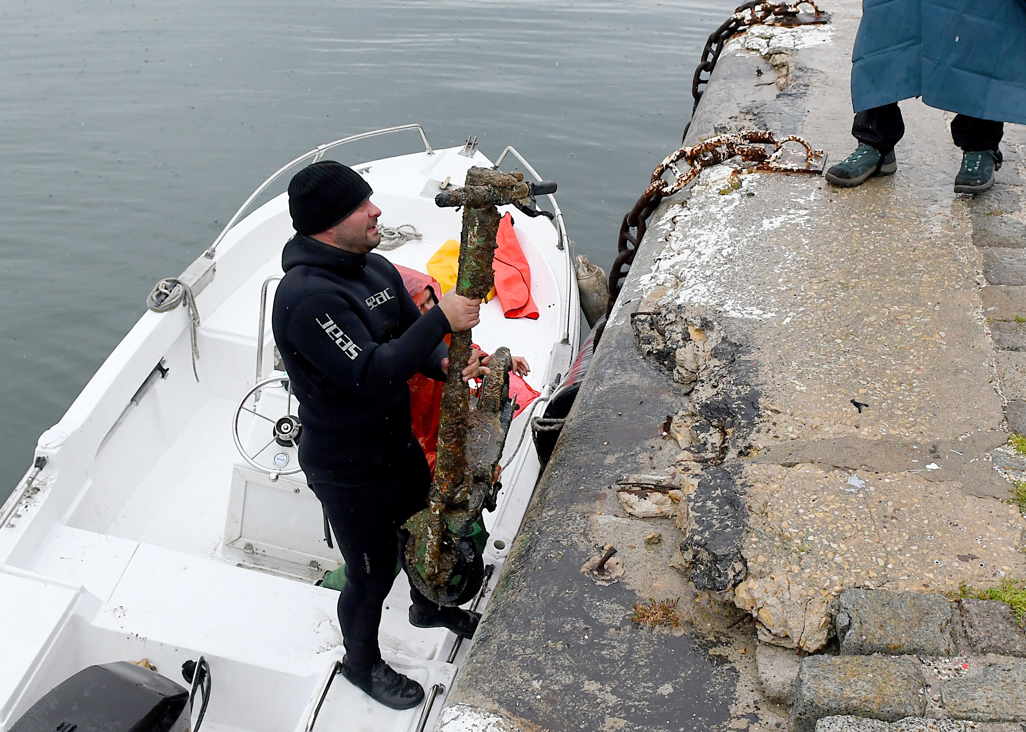 Водолази извадиха 15 тротинетки от морето във Варна СНИМКИ Информационна агенция ПИК