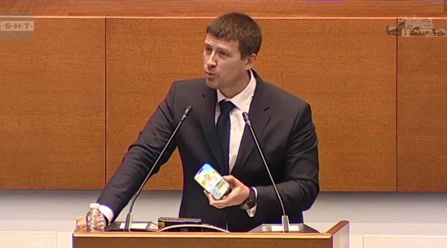 СТАВА ЗАРАЗНО Нов шпионин в парламента креслив лидер на опозиционна партия записва колегите