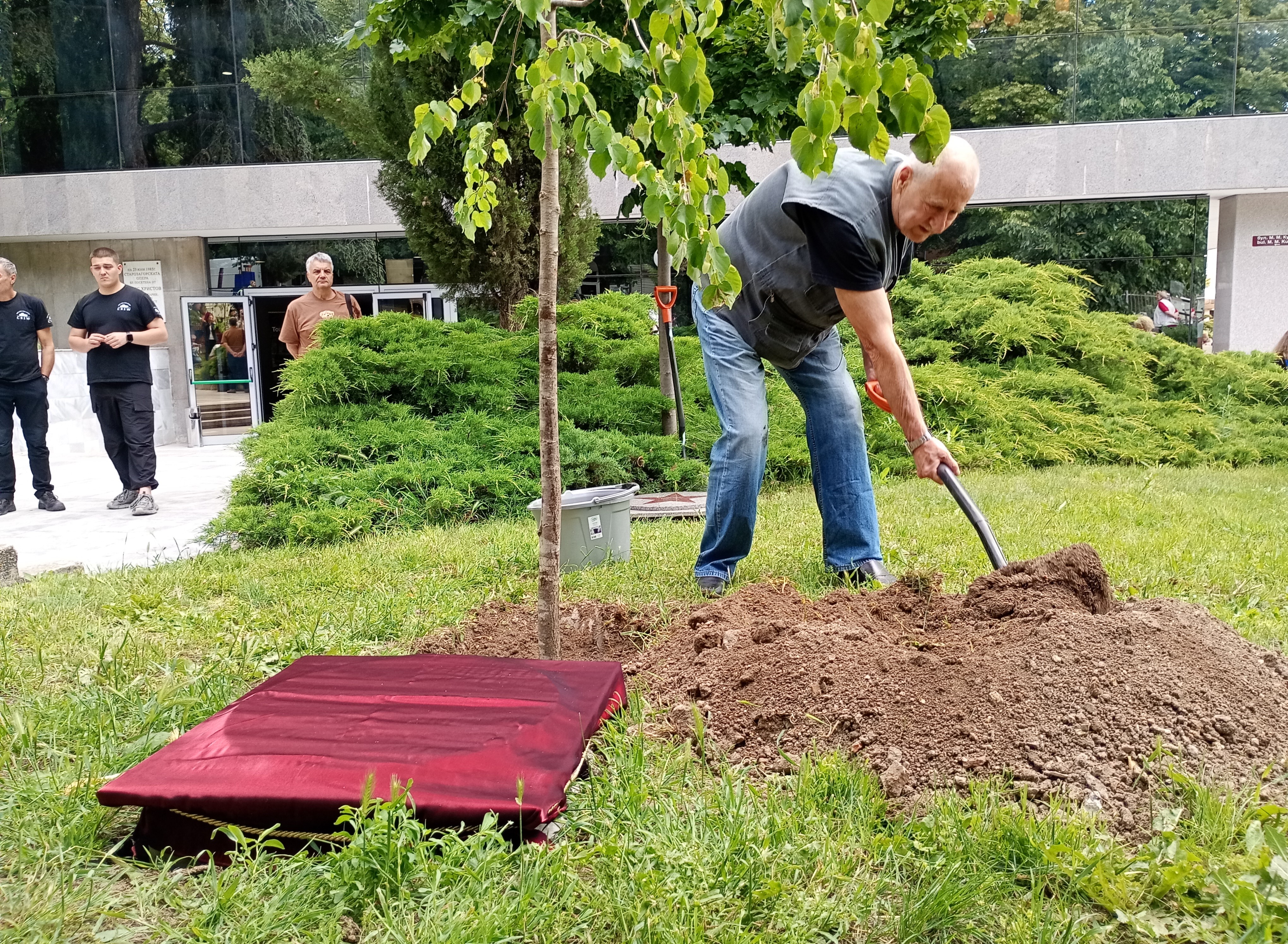 Павел Поппандов засади своя златна липа в Стара Загора - Информационна агенция ПИК