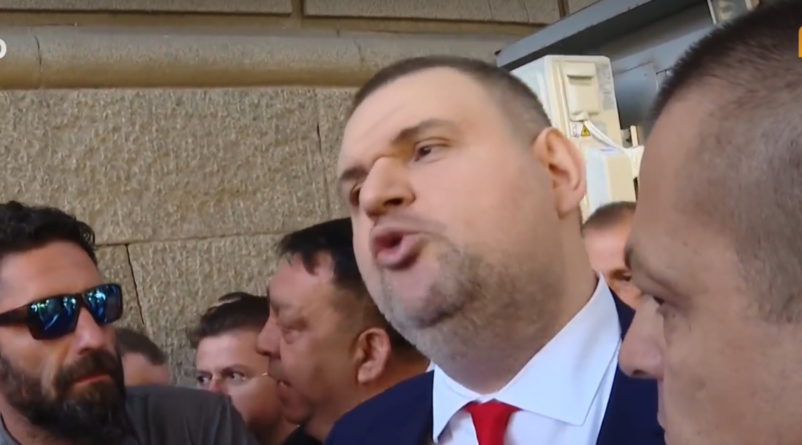 ИЗВЪНРЕДНО В ПИК Делян Пеевски излезе при Петков и Василев и ги